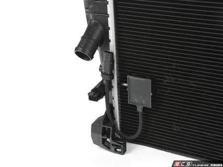 Genuine BMW - 17117617638 - Radiator (17-11-7-617-638)